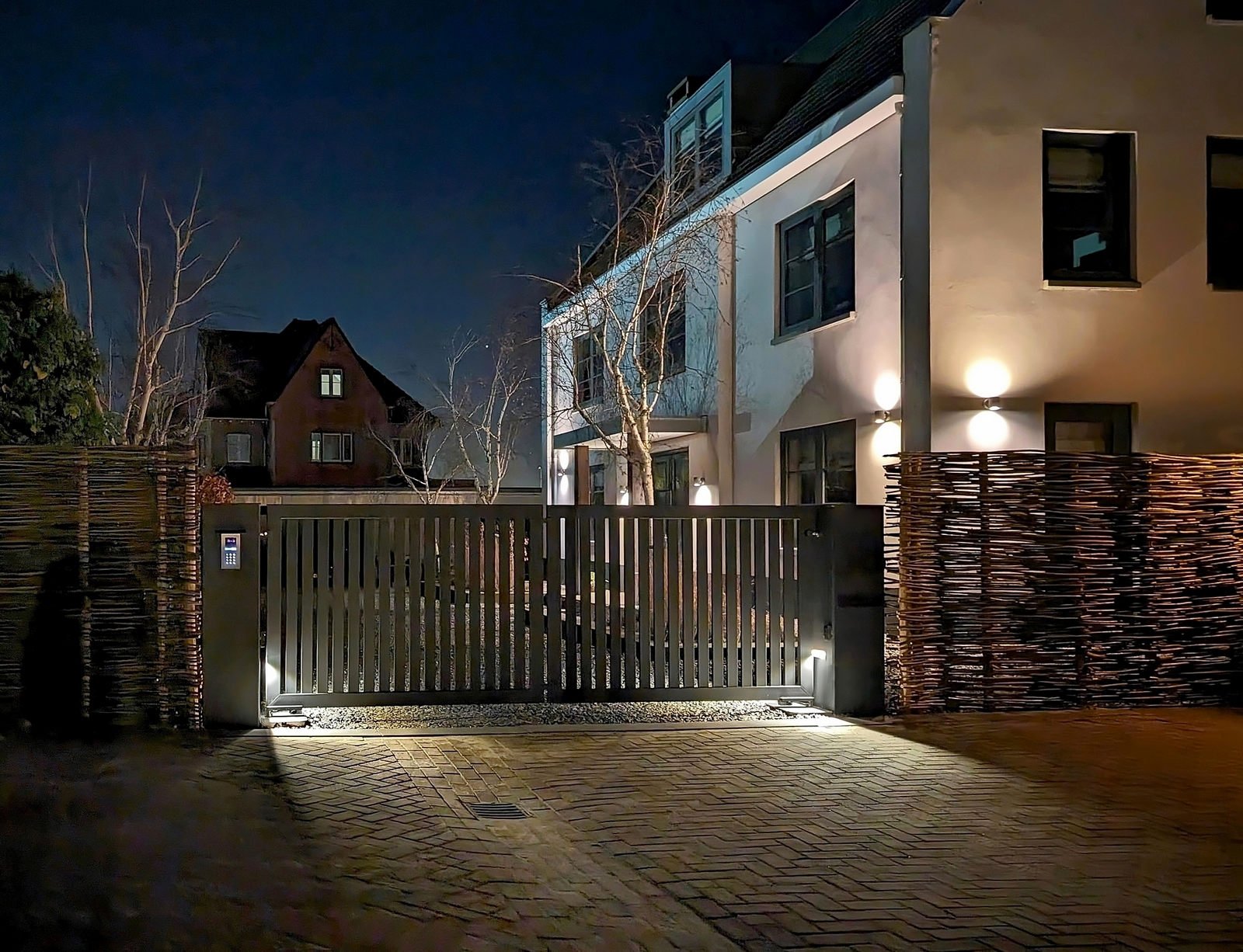 Poort verlichting - poortlampen en hekwerk lampen - sfeervolle oprit